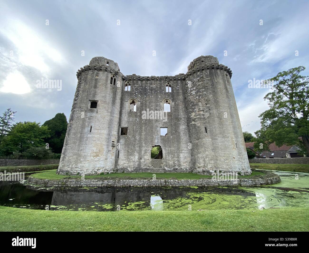 Nunney medieval castle hi-res stock photography and images - Alamy