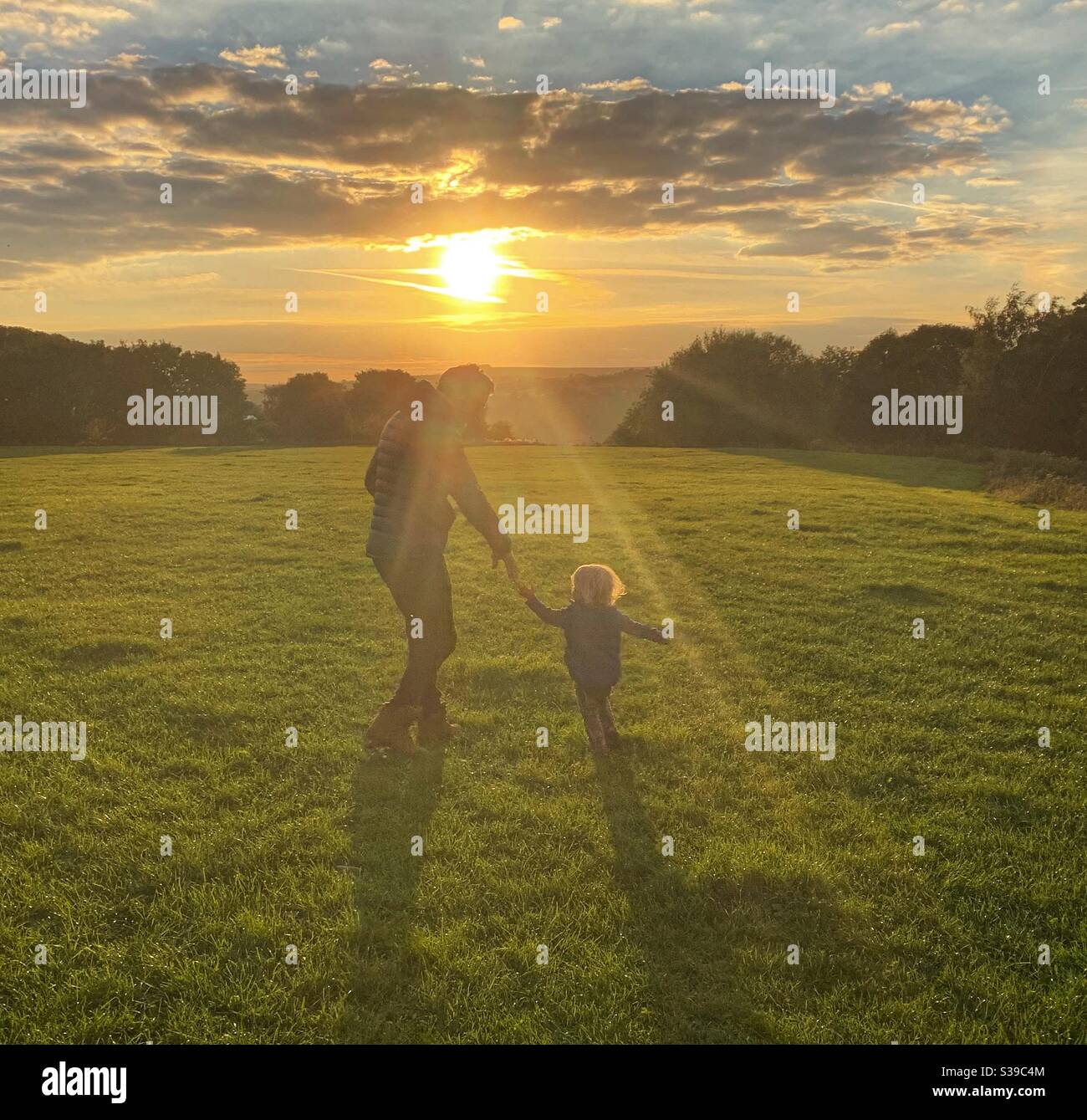 Father son sunset hi-res stock photography and images - Alamy