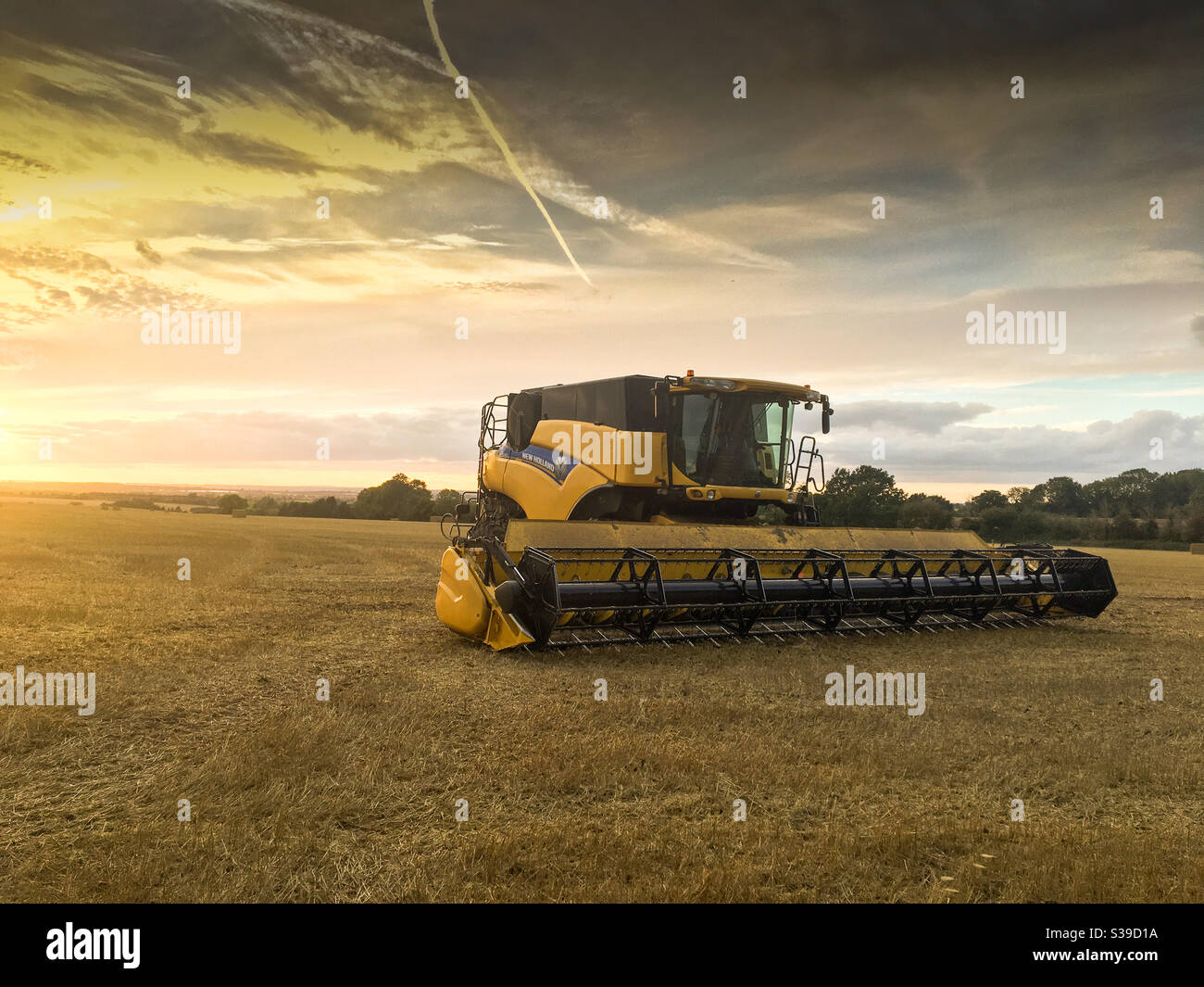 Yellow combine harvester hi-res stock photography and images - Alamy