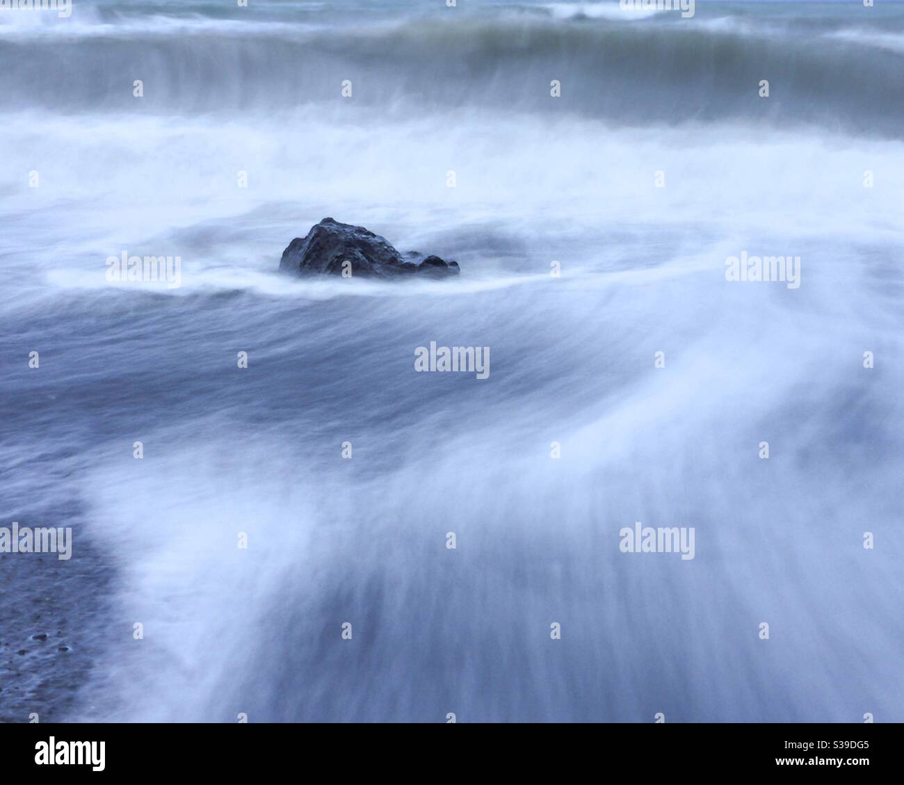Rock surrounded by waves hi-res stock photography and images - Alamy