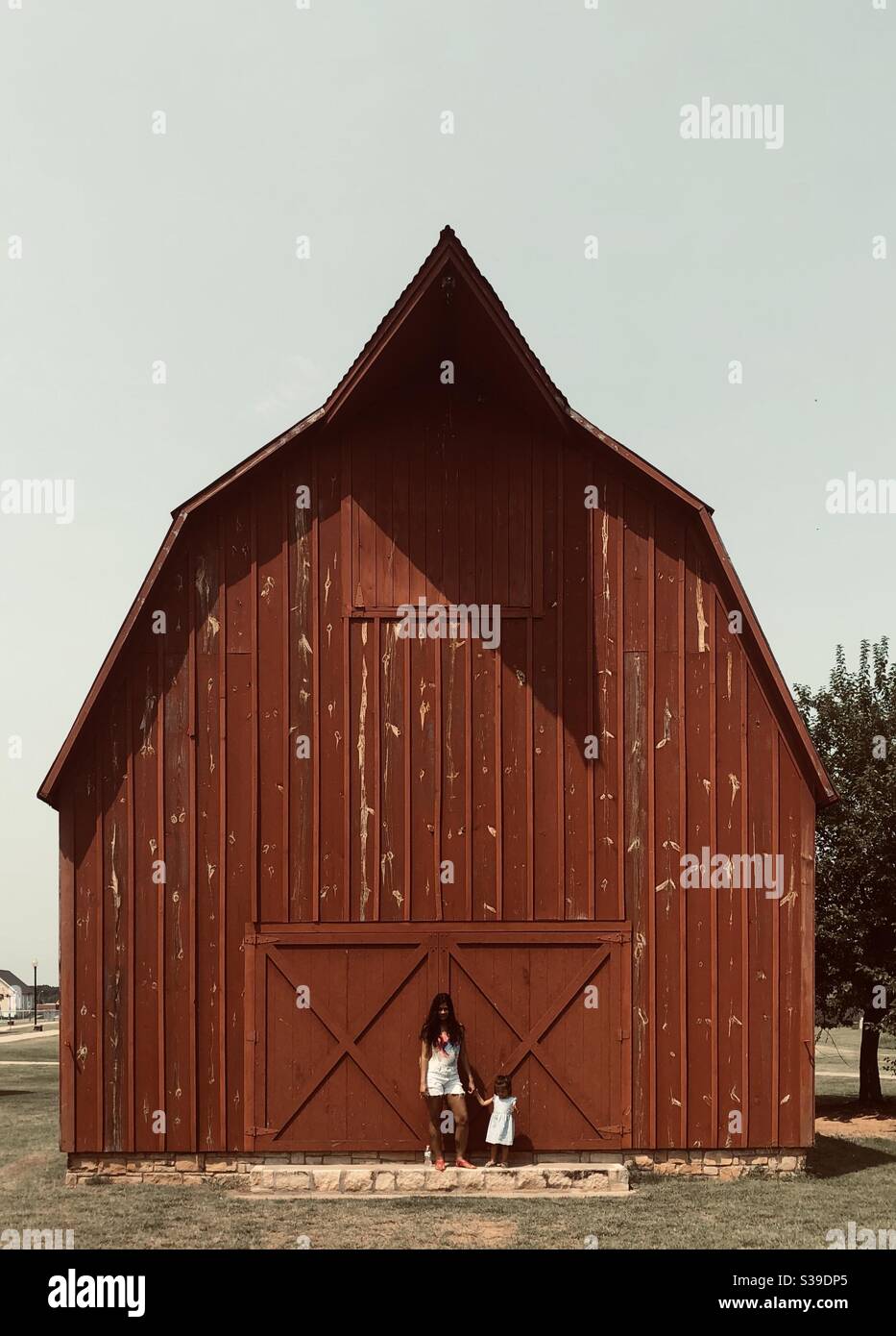 Mom and daughter vintage hi-res stock photography and images - Alamy