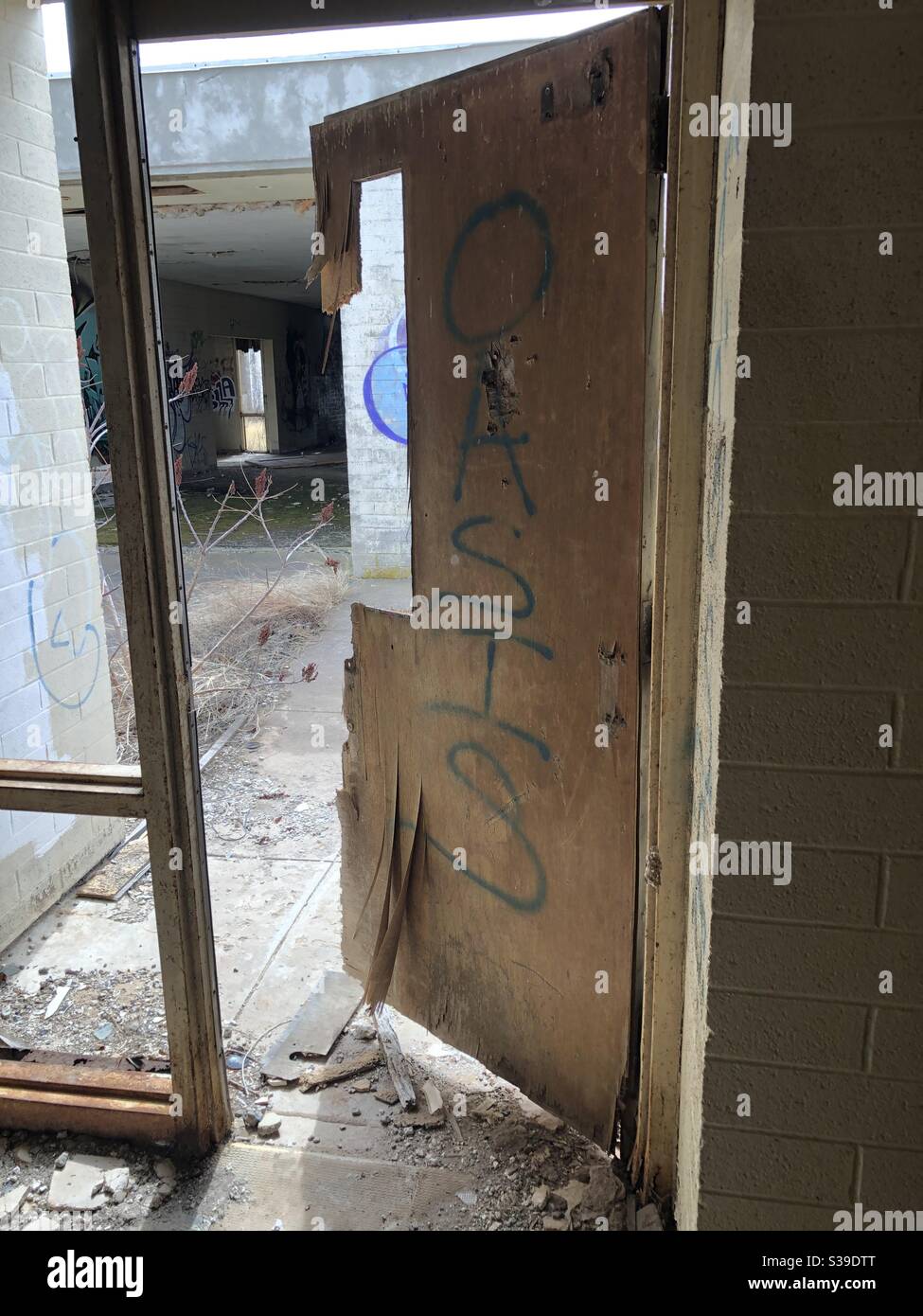 Abandoned oasis hi-res stock photography and images - Alamy