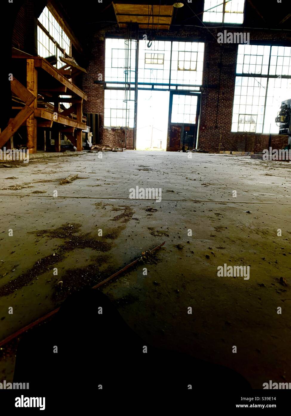 Warehouse abandoned hi-res stock photography and images - Alamy