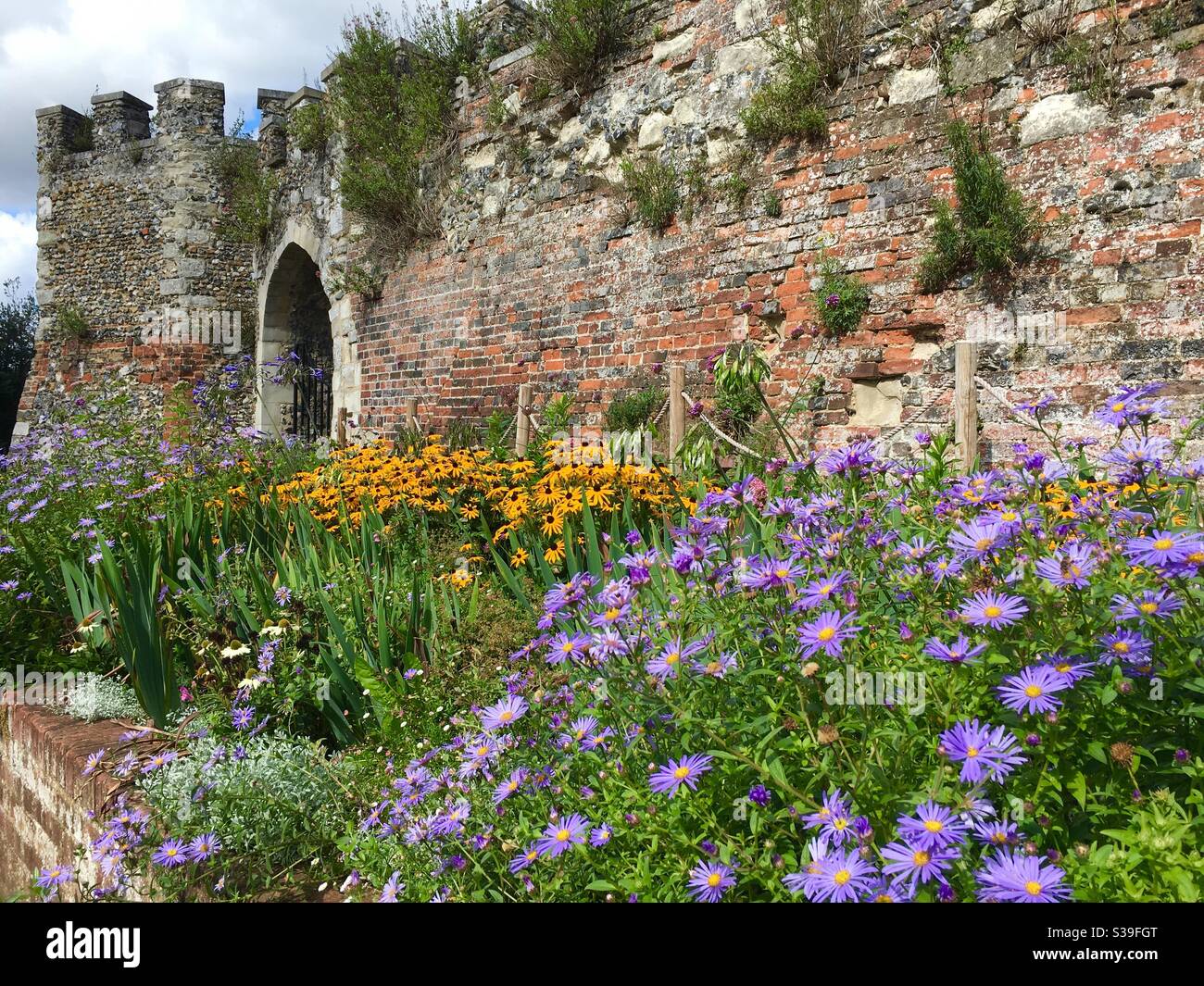 Old castle wall hi-res stock photography and images - Alamy