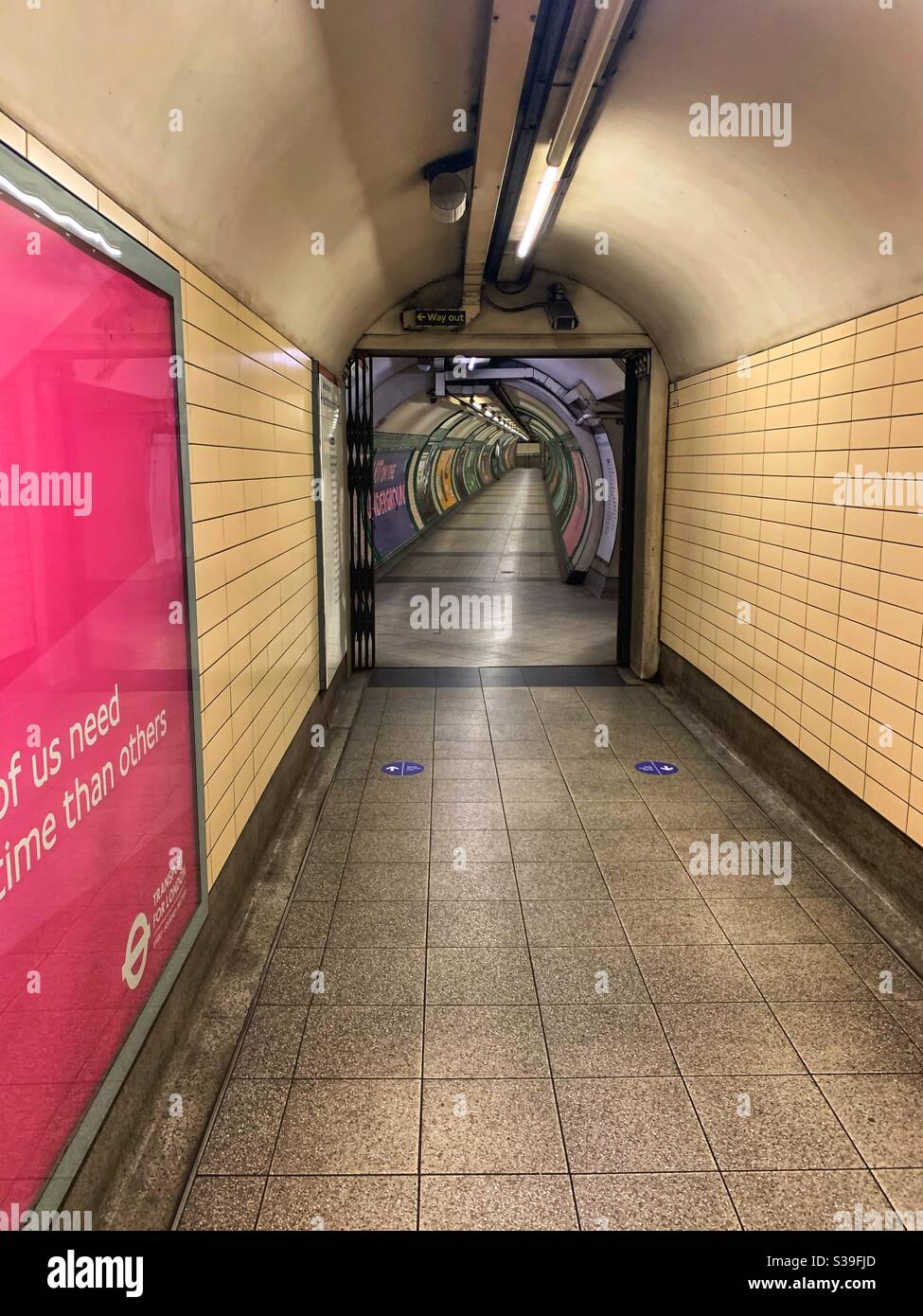 Empty london underground station hi-res stock photography and images ...