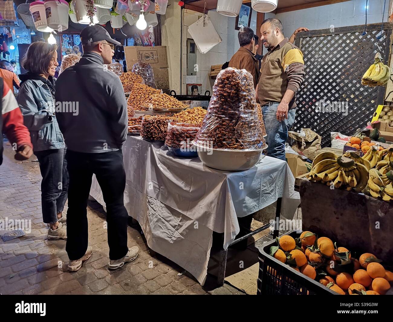The vibrant markets in the old city of Fes, Morocco Stock Photo - Alamy