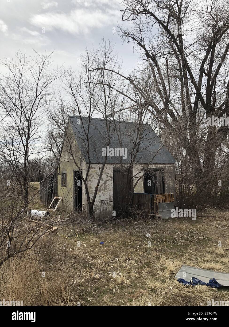 Abandoned shack hi-res stock photography and images - Alamy