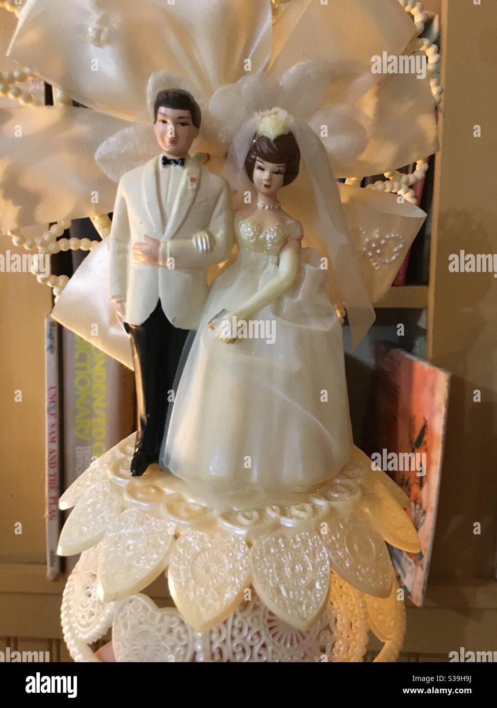 Vintage wedding cake topper man and woman Stock Photo - Alamy