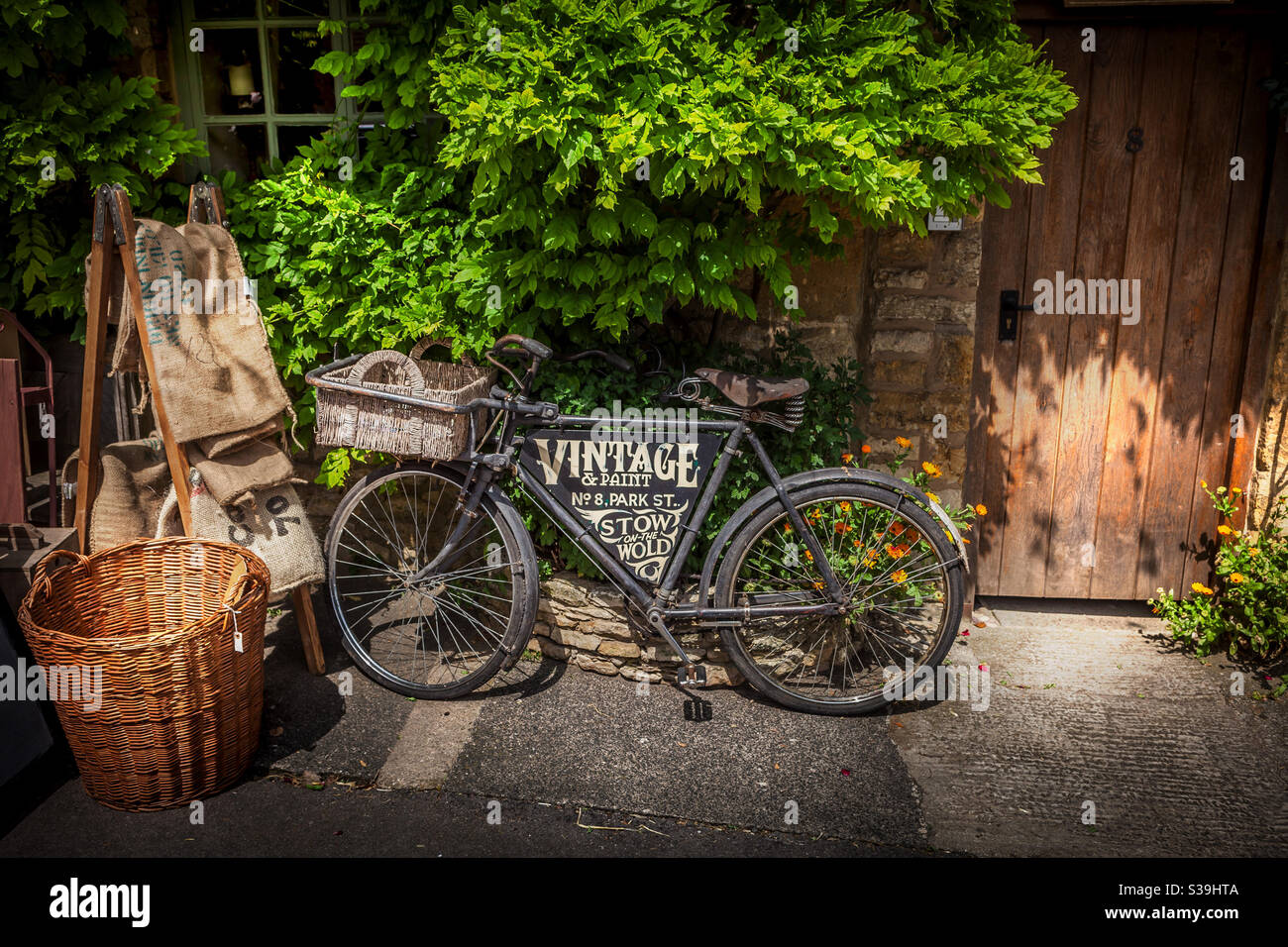 Vintage bike shop hi-res stock photography and images - Alamy