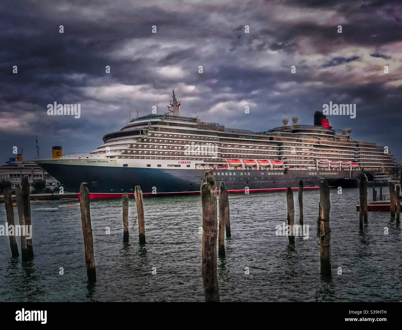 Queen victoria cruising hi-res stock photography and images - Alamy