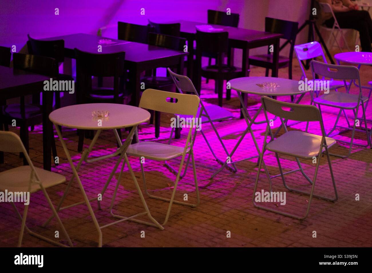 Empty bar hi-res stock photography and images - Alamy