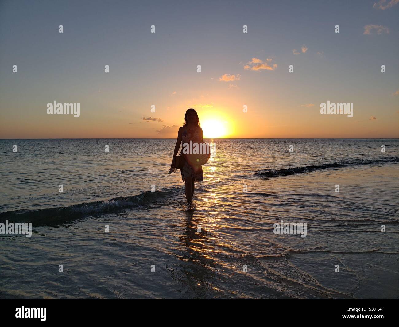 Woman sunset beach hi-res stock photography and images - Alamy