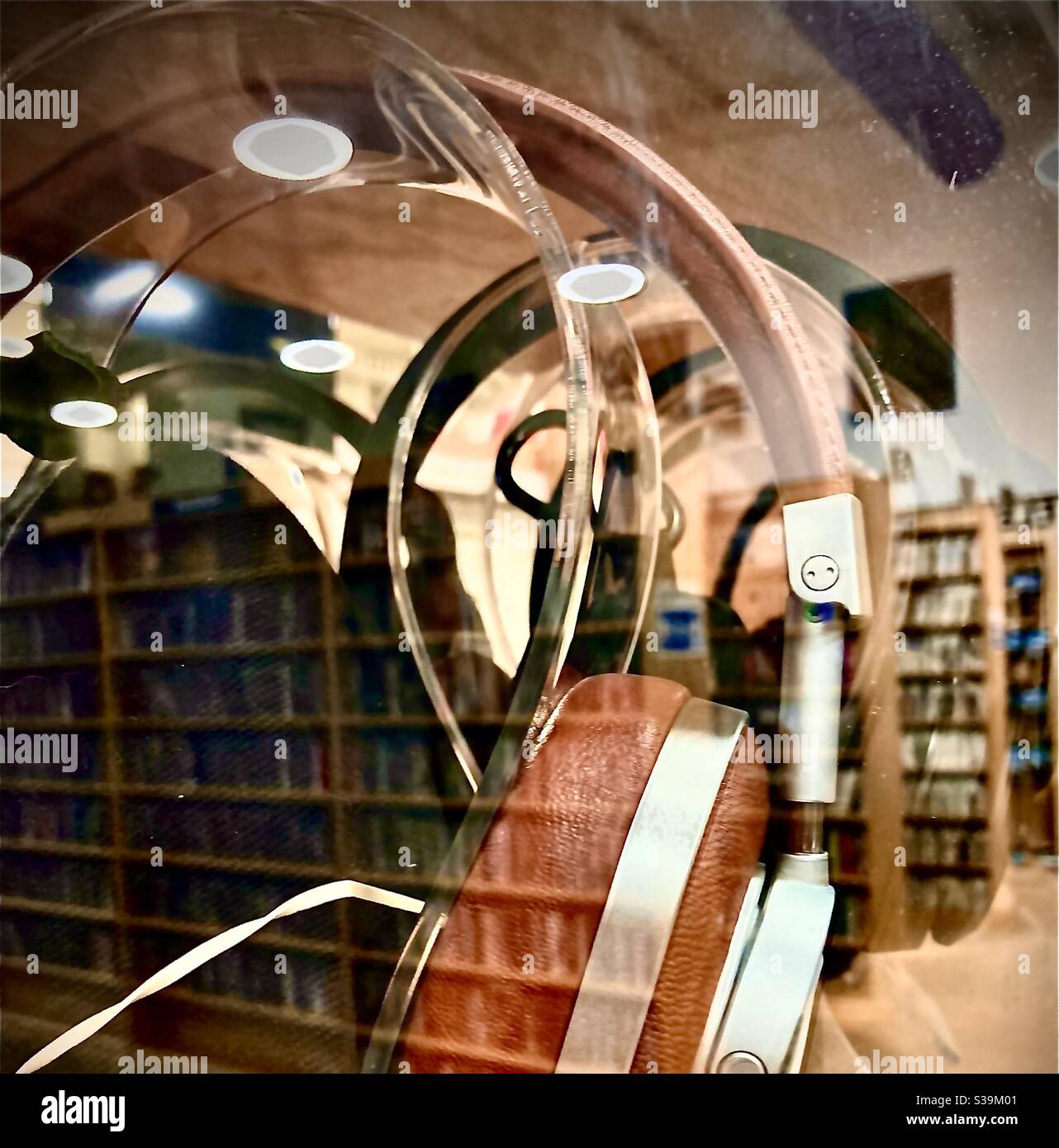 Listen and watch hi-res stock photography and images - Alamy