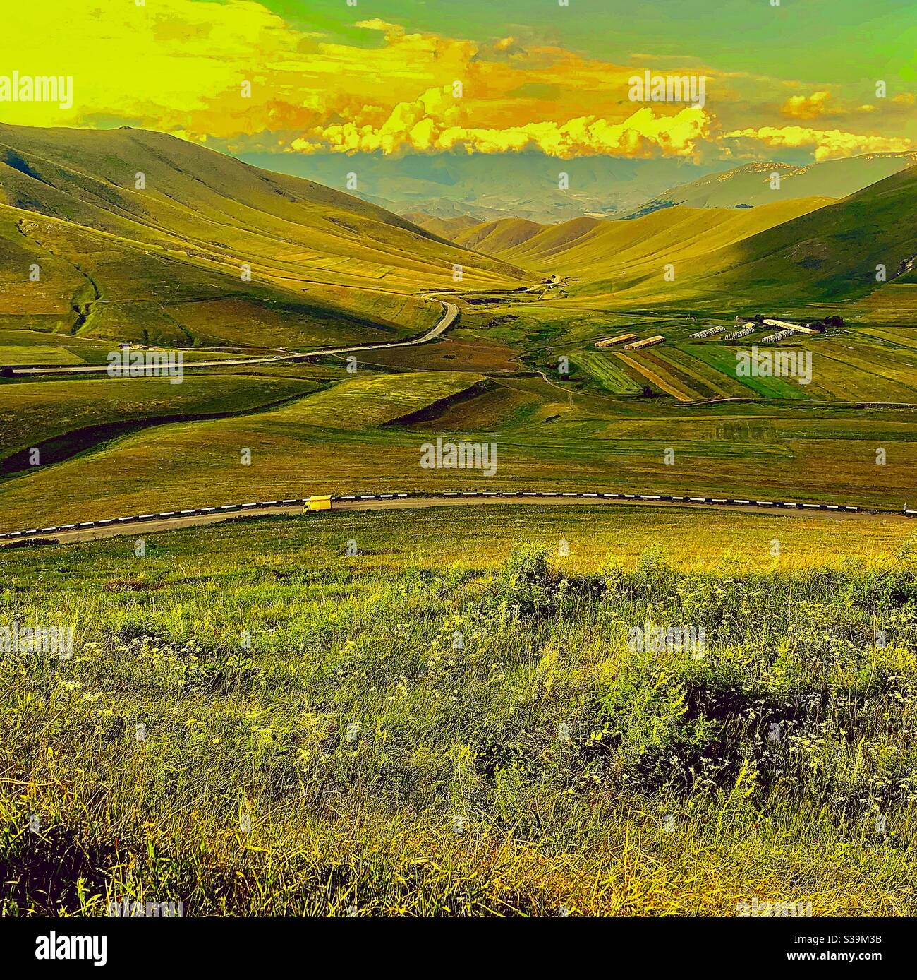 Infinite road hi-res stock photography and images - Alamy