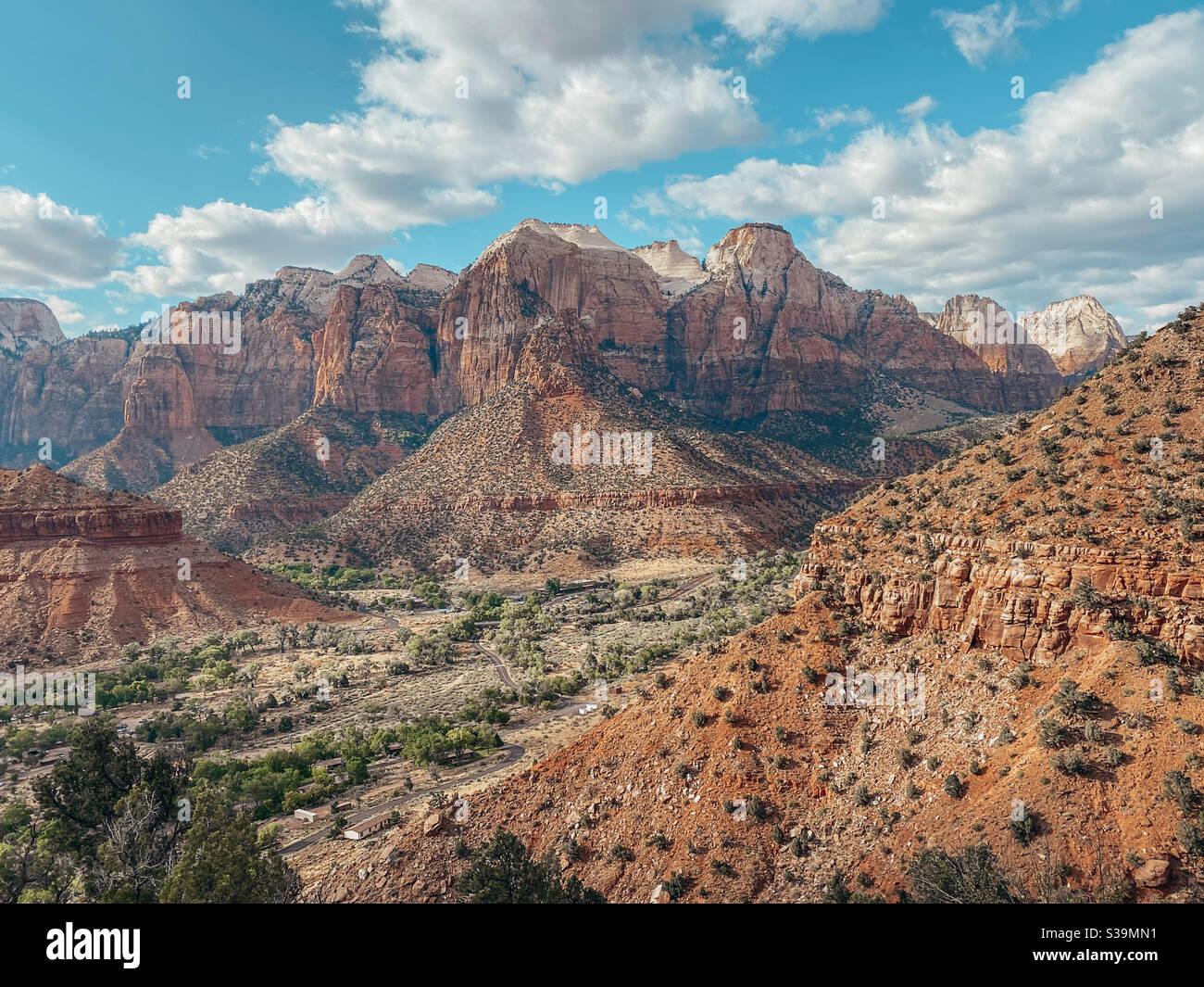 Red rocks landscape hi-res stock photography and images - Alamy