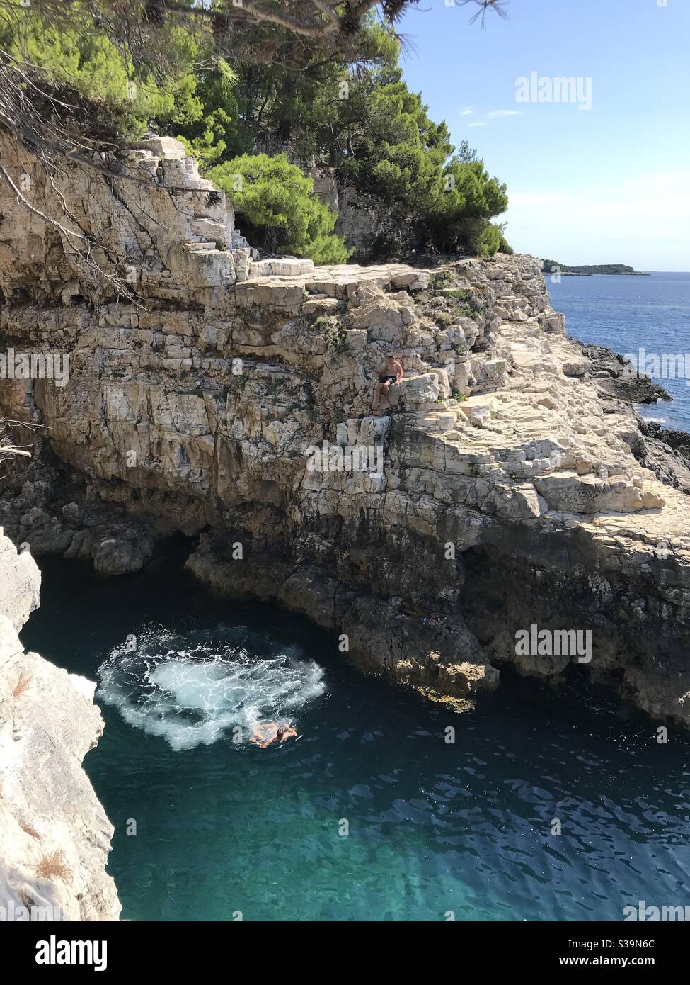 Off cliff hi-res stock photography and images - Alamy