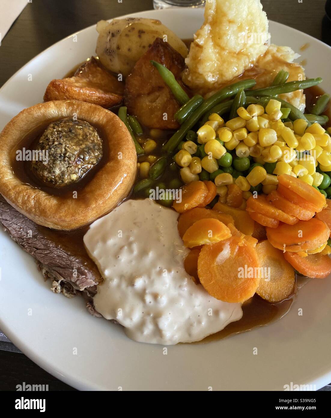 Roast beef dinner peas hi-res stock photography and images - Alamy