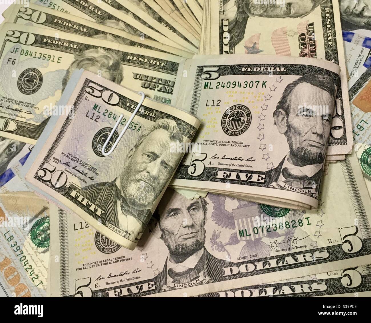 Pile of $100 bills hi-res stock photography and images - Alamy