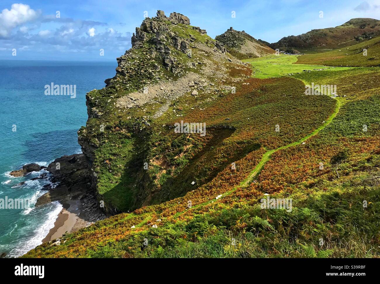 Coastal green rocks hi-res stock photography and images - Alamy