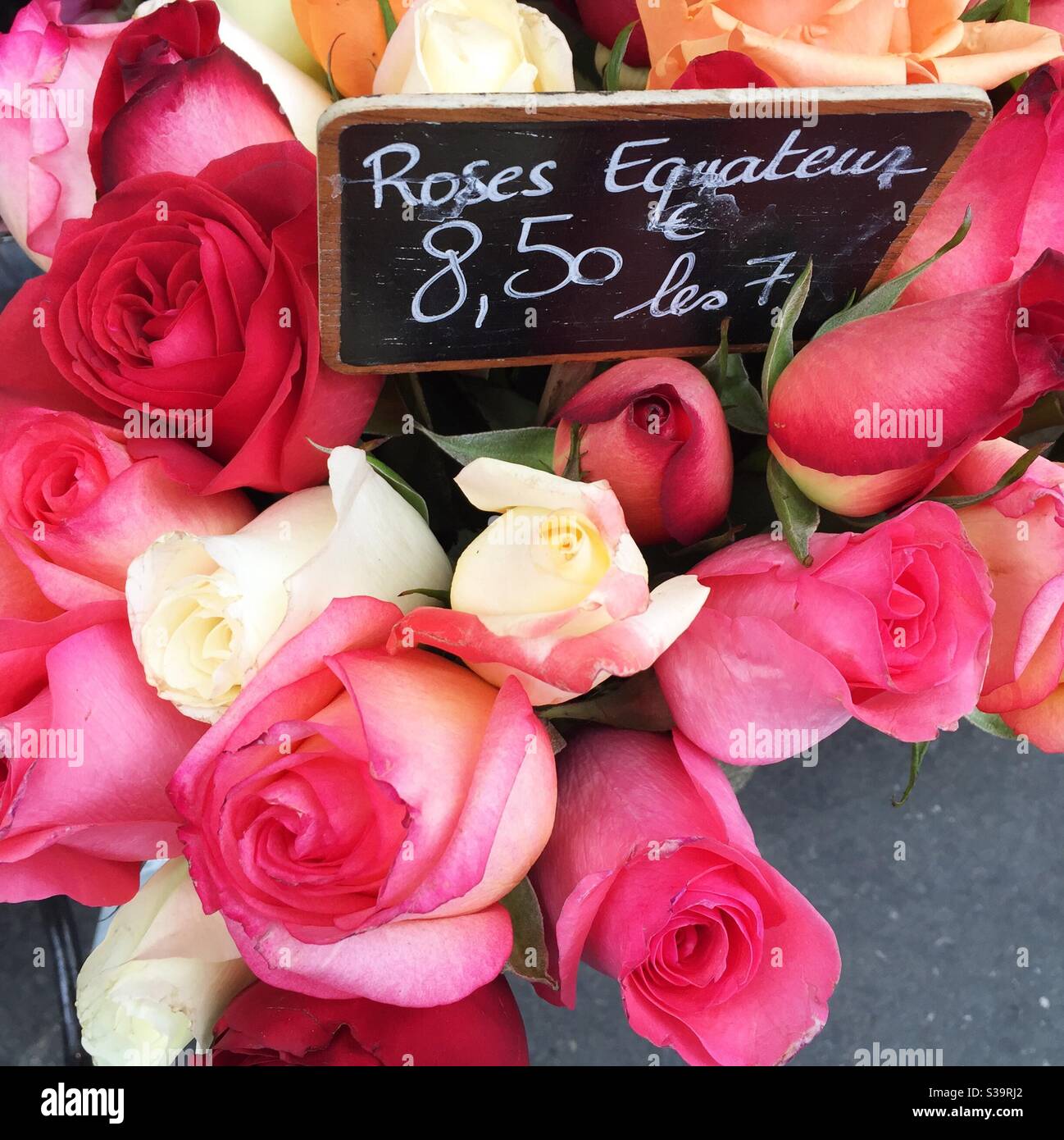 Roses for sale paris hi-res stock photography and images - Alamy