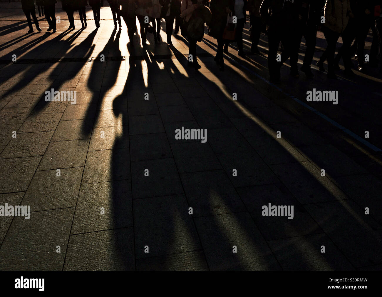 Shadow people street crowd hi-res stock photography and images - Alamy