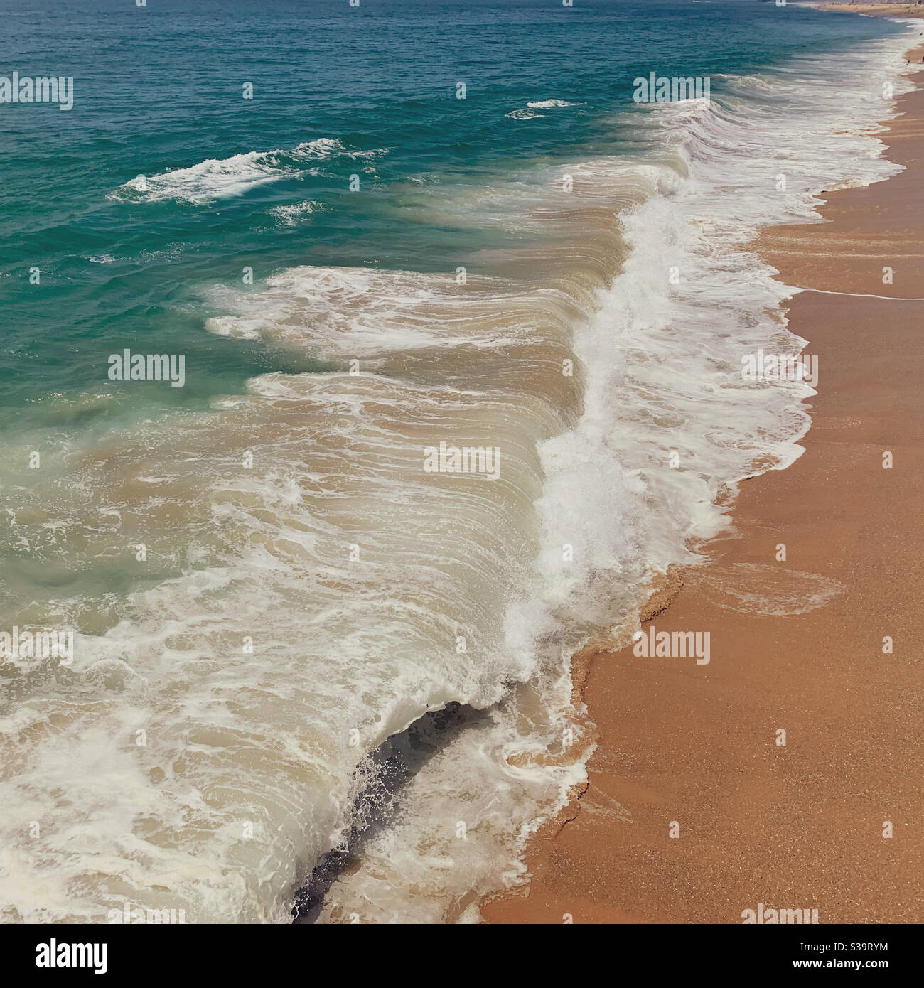 Square waves beach hi-res stock photography and images - Alamy