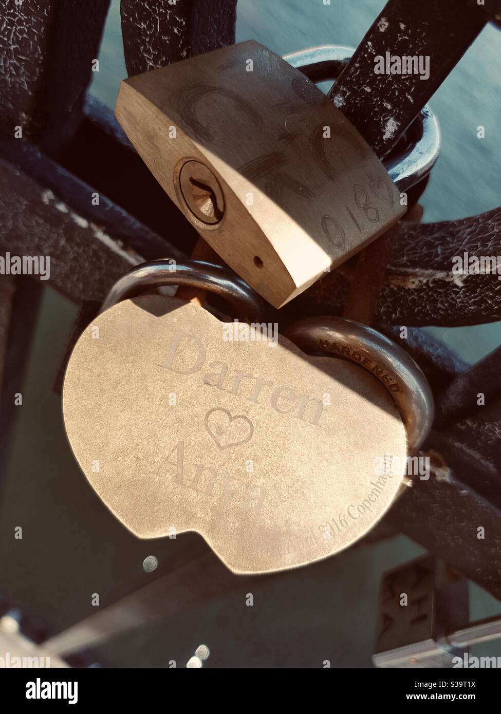 Couple love lock hi-res stock photography and images - Alamy