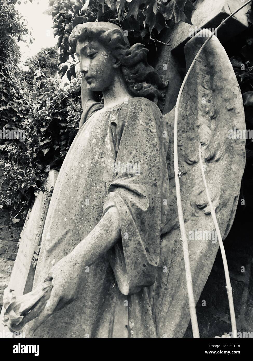 Winged female statue hi-res stock photography and images - Alamy