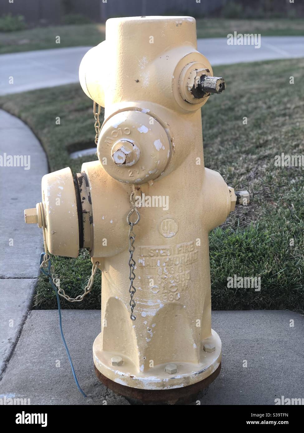 Fire hydrant yellow hi-res stock photography and images - Alamy