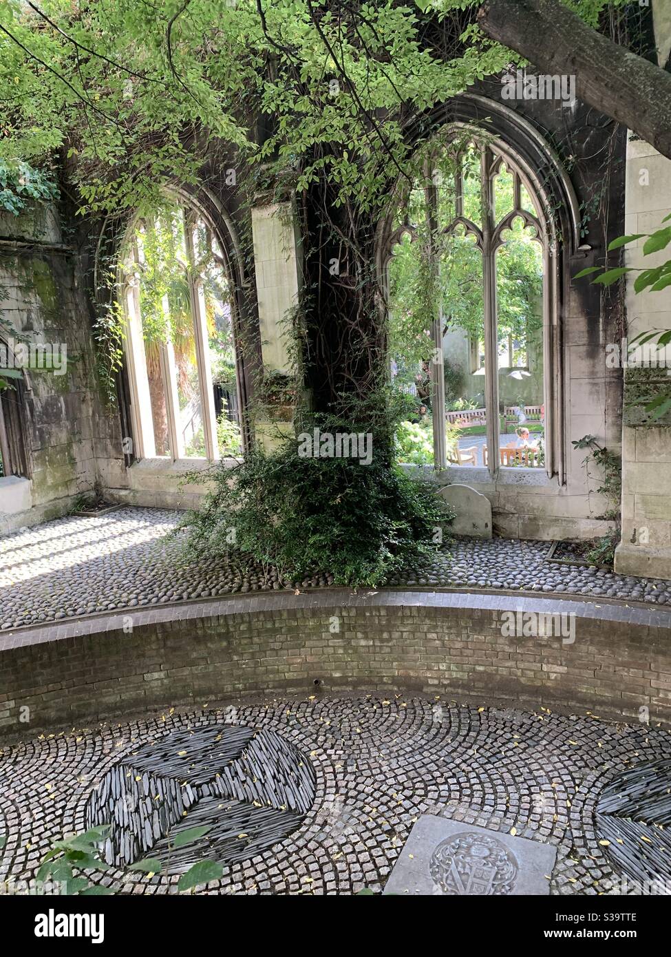 Cobbled courtyard hi-res stock photography and images - Alamy
