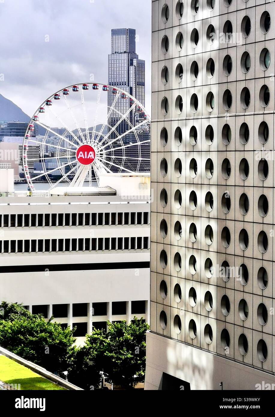 The AIA Ferris wheel with the iconic Jardin house building in Hong Kong ...