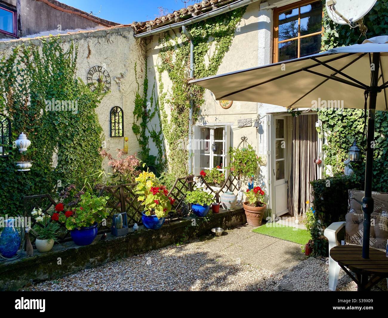 French courtyard garden hi-res stock photography and images - Alamy