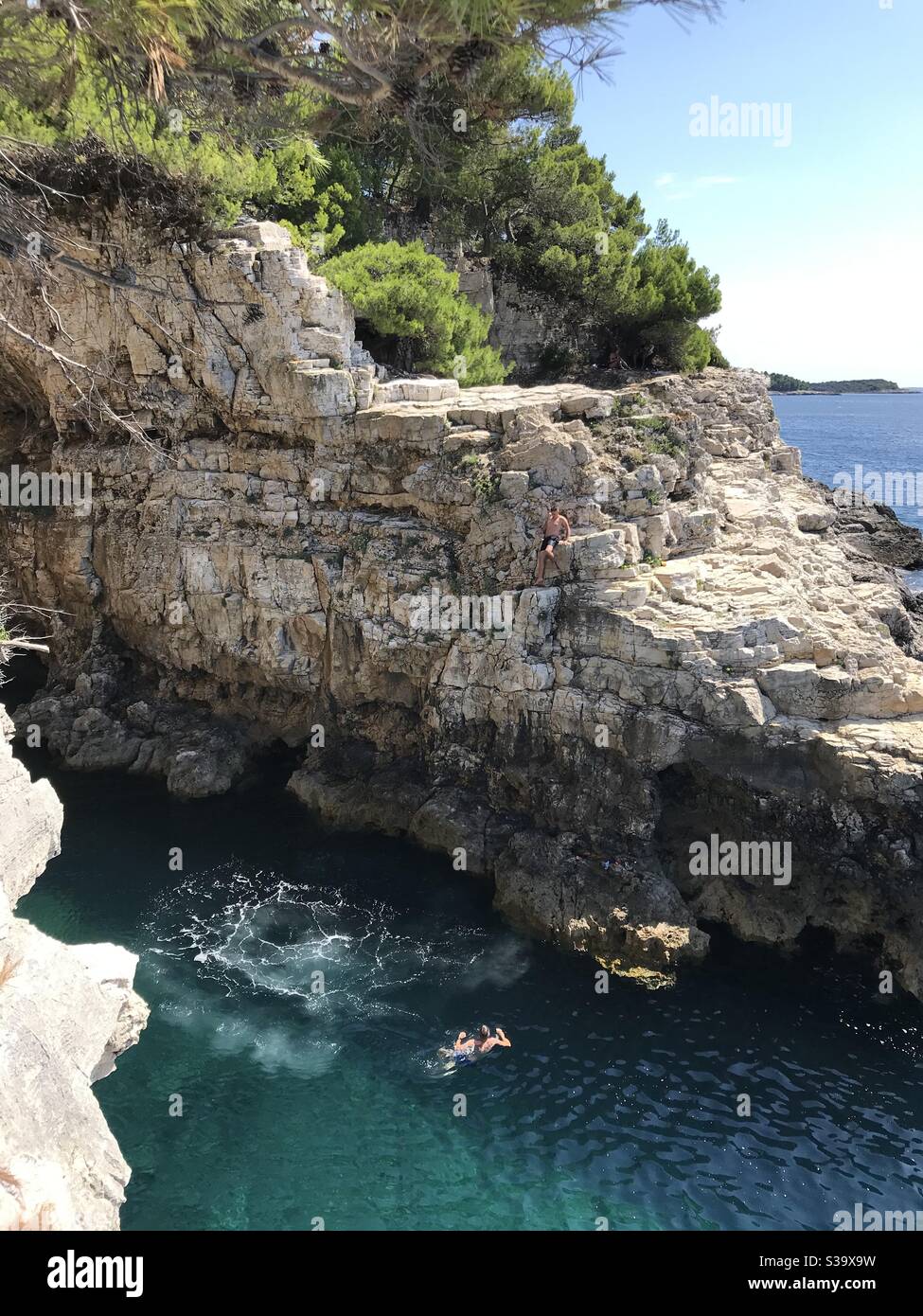 Cliff jumping hi-res stock photography and images - Alamy
