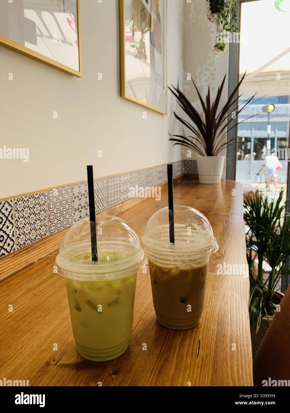 Iced cafe latte hi-res stock photography and images - Alamy