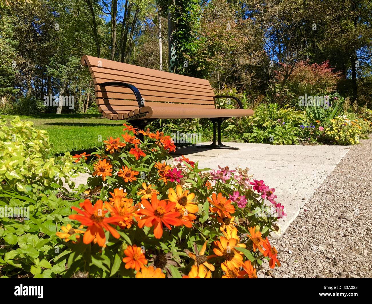 Park bench and flowers hi-res stock photography and images - Alamy
