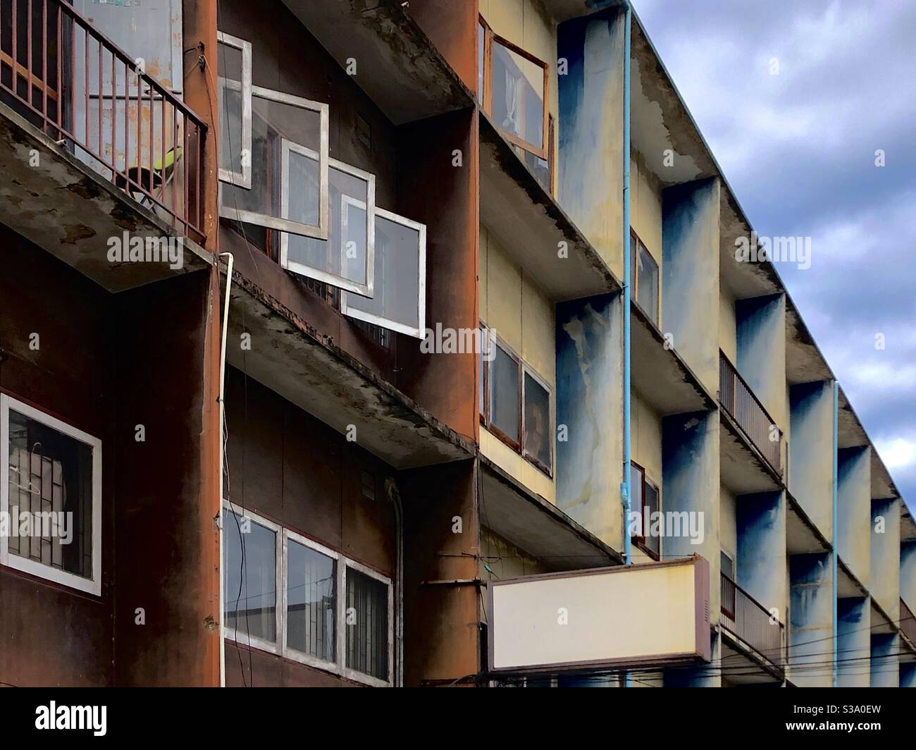 Rundown building hi-res stock photography and images - Alamy