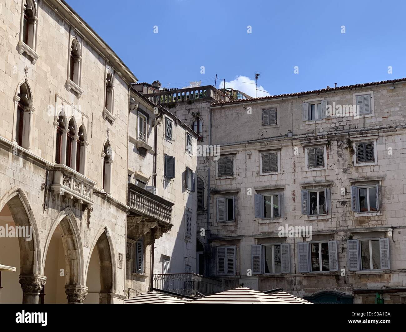 Parisian building hi-res stock photography and images - Alamy