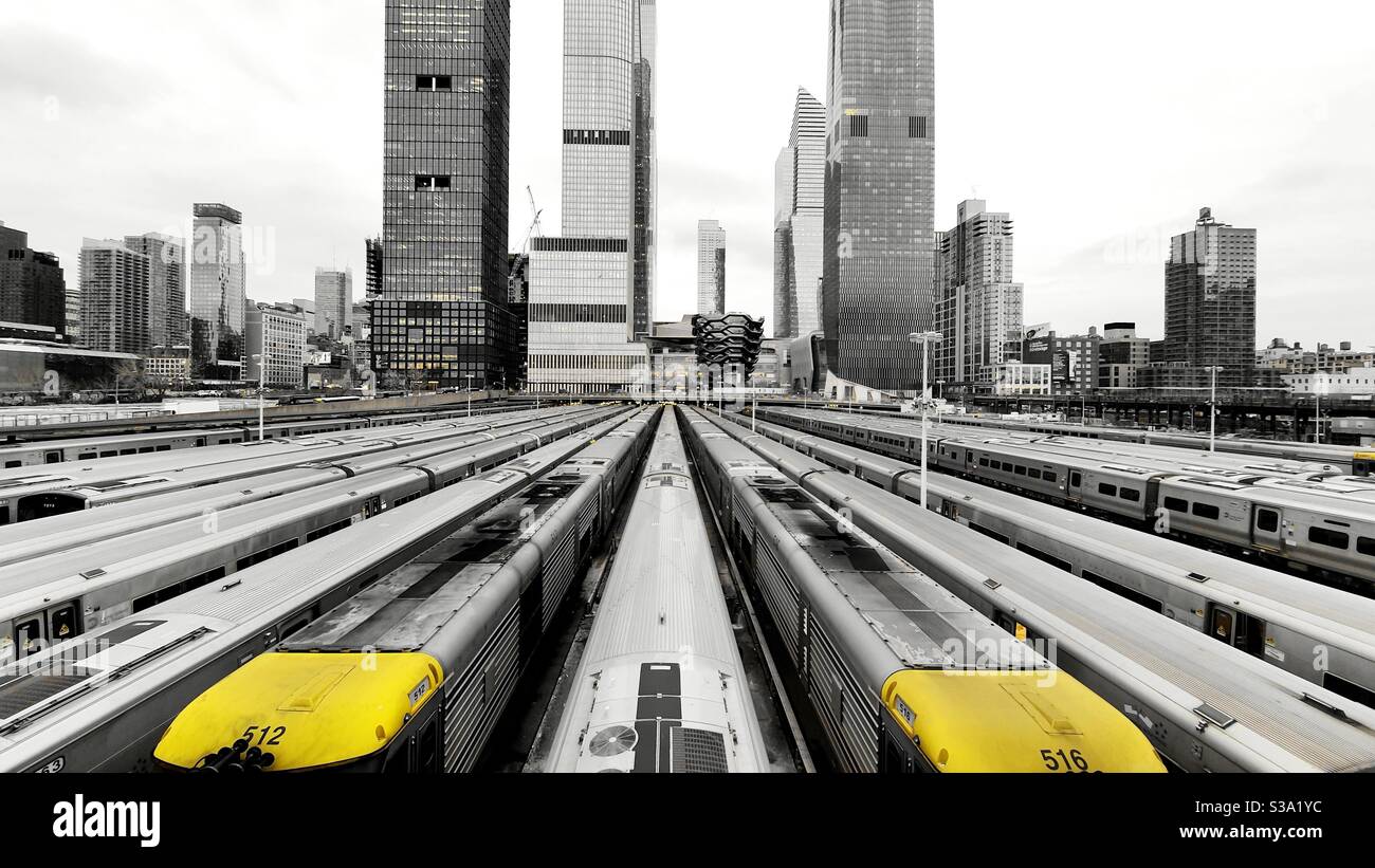 Yellow trains hi-res stock photography and images - Alamy