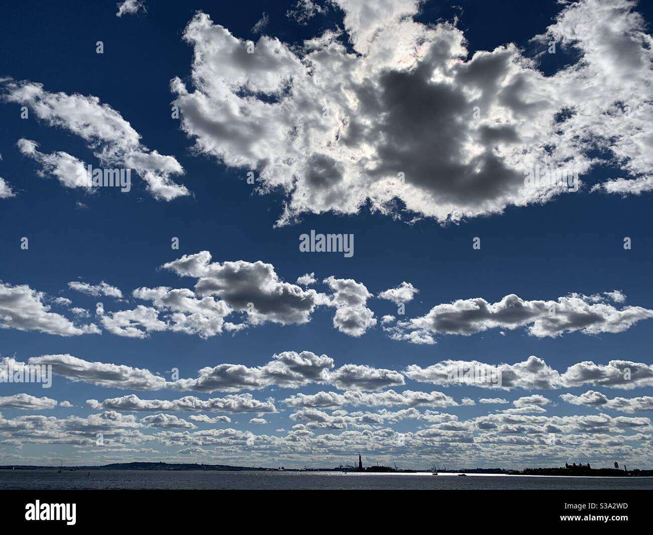 Cloudy sky new york hi-res stock photography and images - Alamy