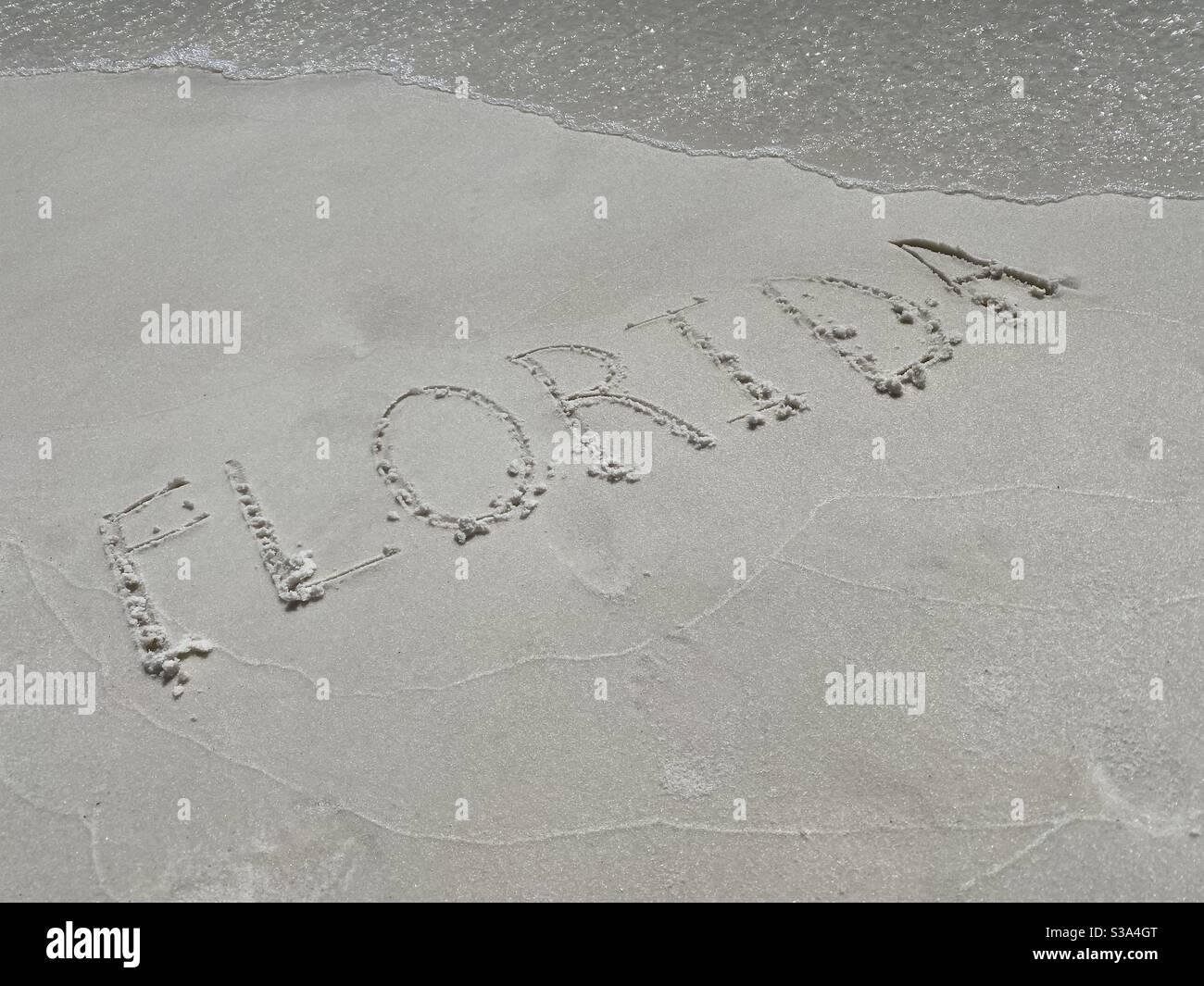 Word Florida written in the sand on the beach Stock Photo - Alamy