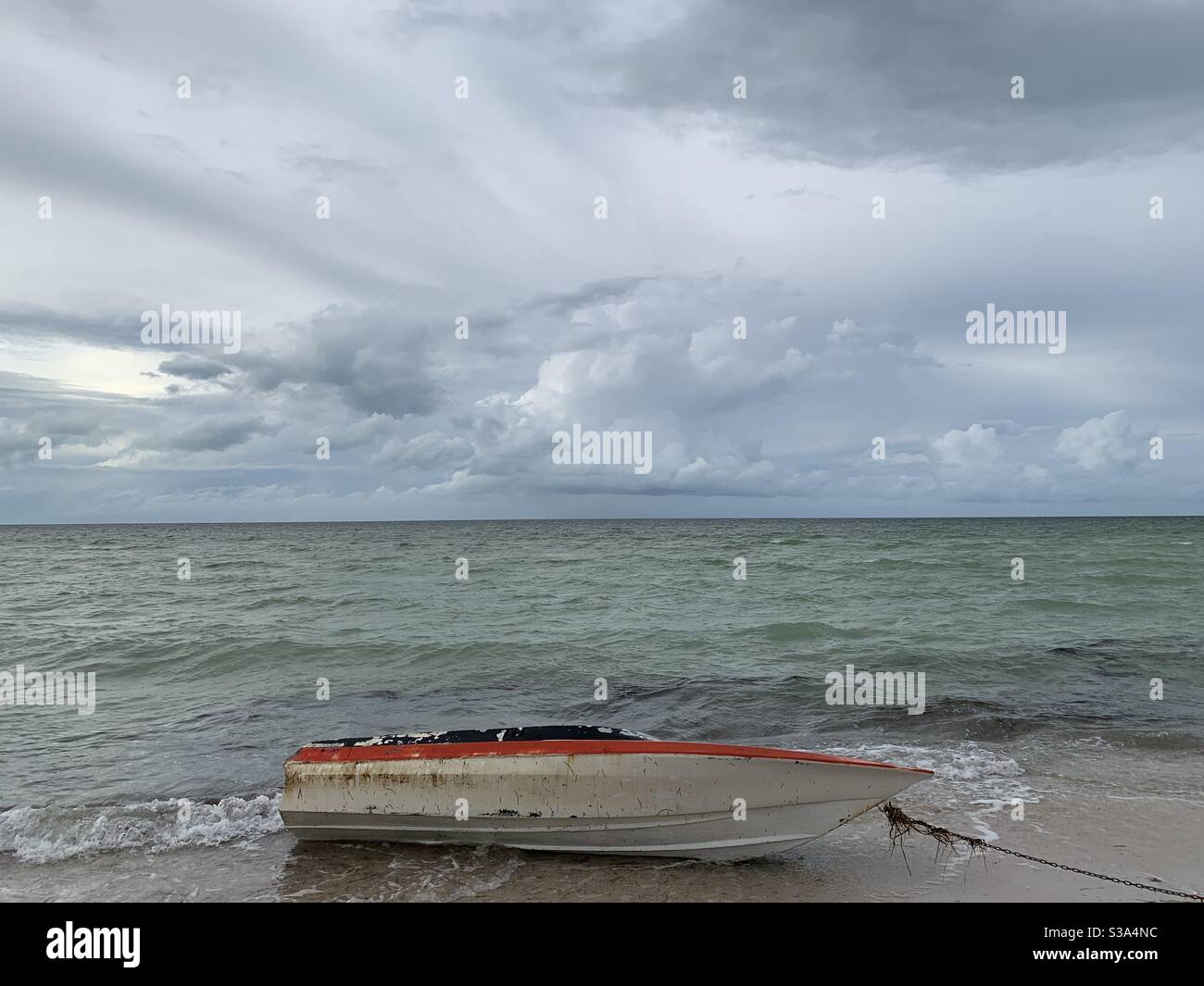 Old dingy boat hi-res stock photography and images - Alamy