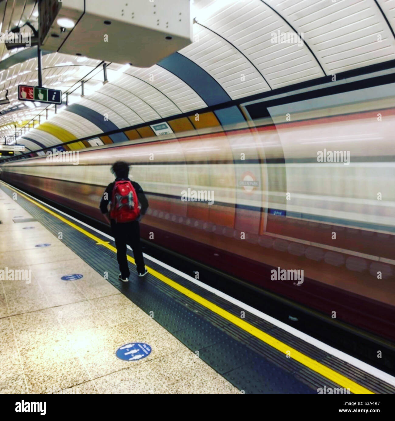 Tube platform hi-res stock photography and images - Alamy