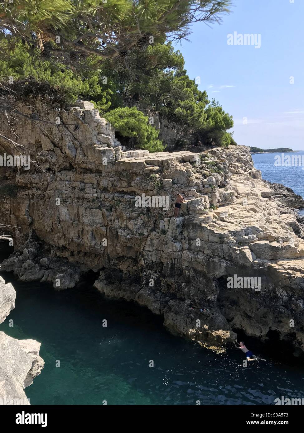 Cliff jumping hi-res stock photography and images - Alamy