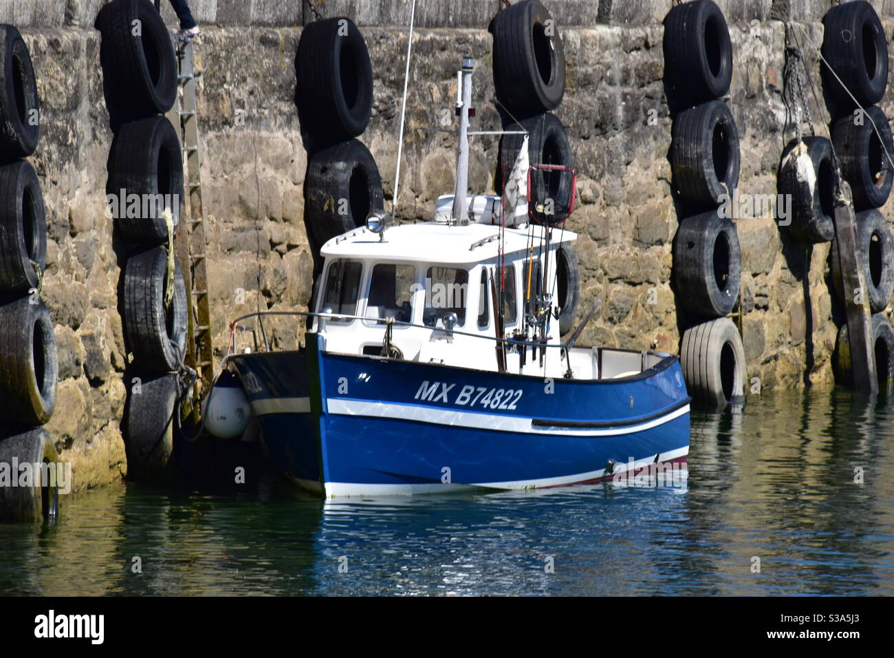 Ship in a harbor during low tide Stock Photo - Alamy
