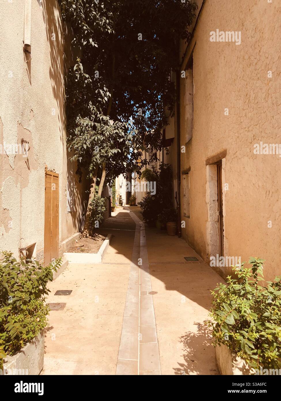 Empty alleyway hi-res stock photography and images - Alamy