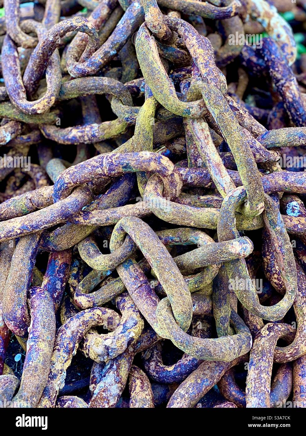 Rust chains hi-res stock photography and images - Alamy