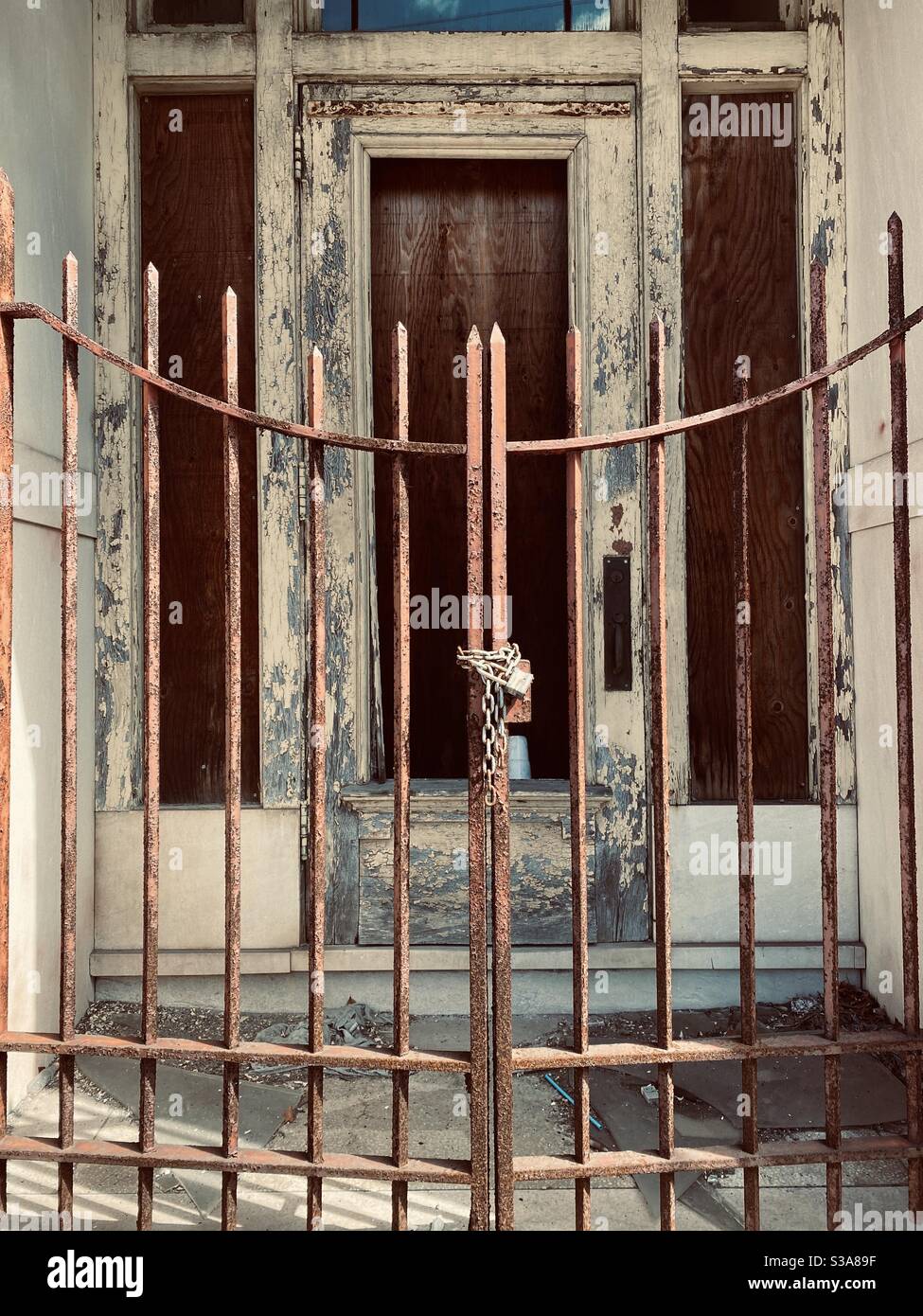 Rusty gates hi-res stock photography and images - Alamy