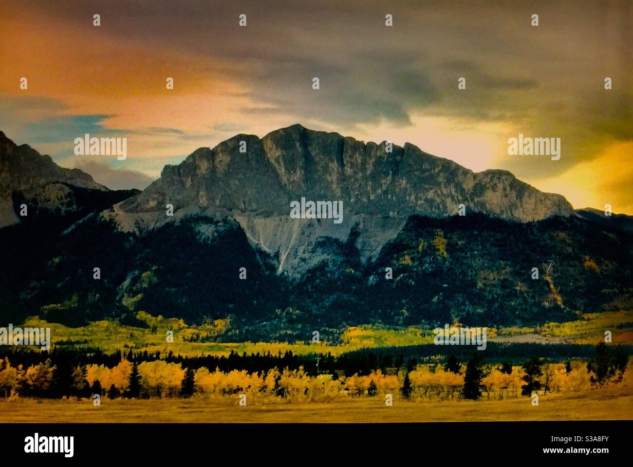 Yamnuska hi-res stock photography and images - Alamy