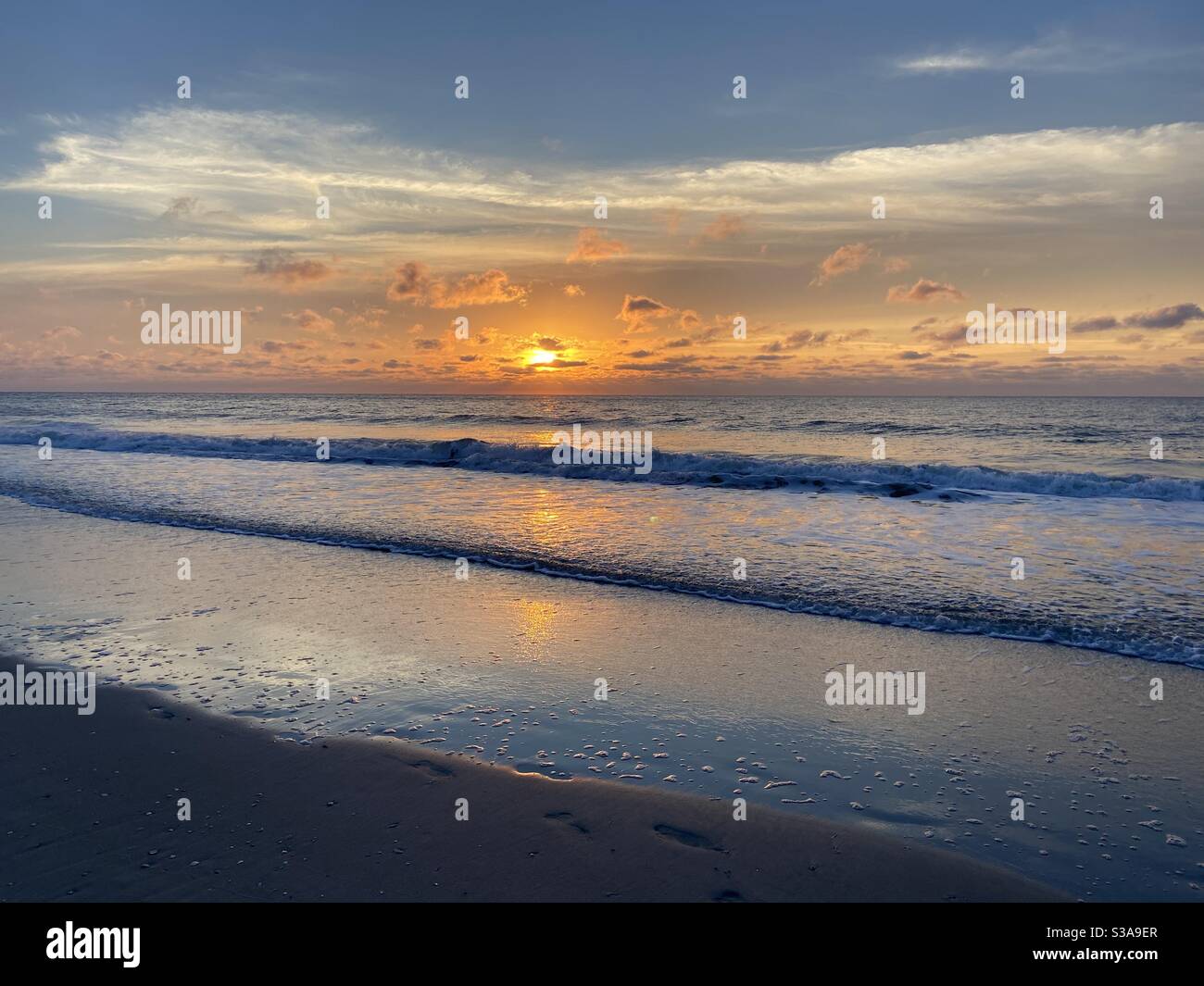 Sunrise over ocean hi-res stock photography and images - Alamy