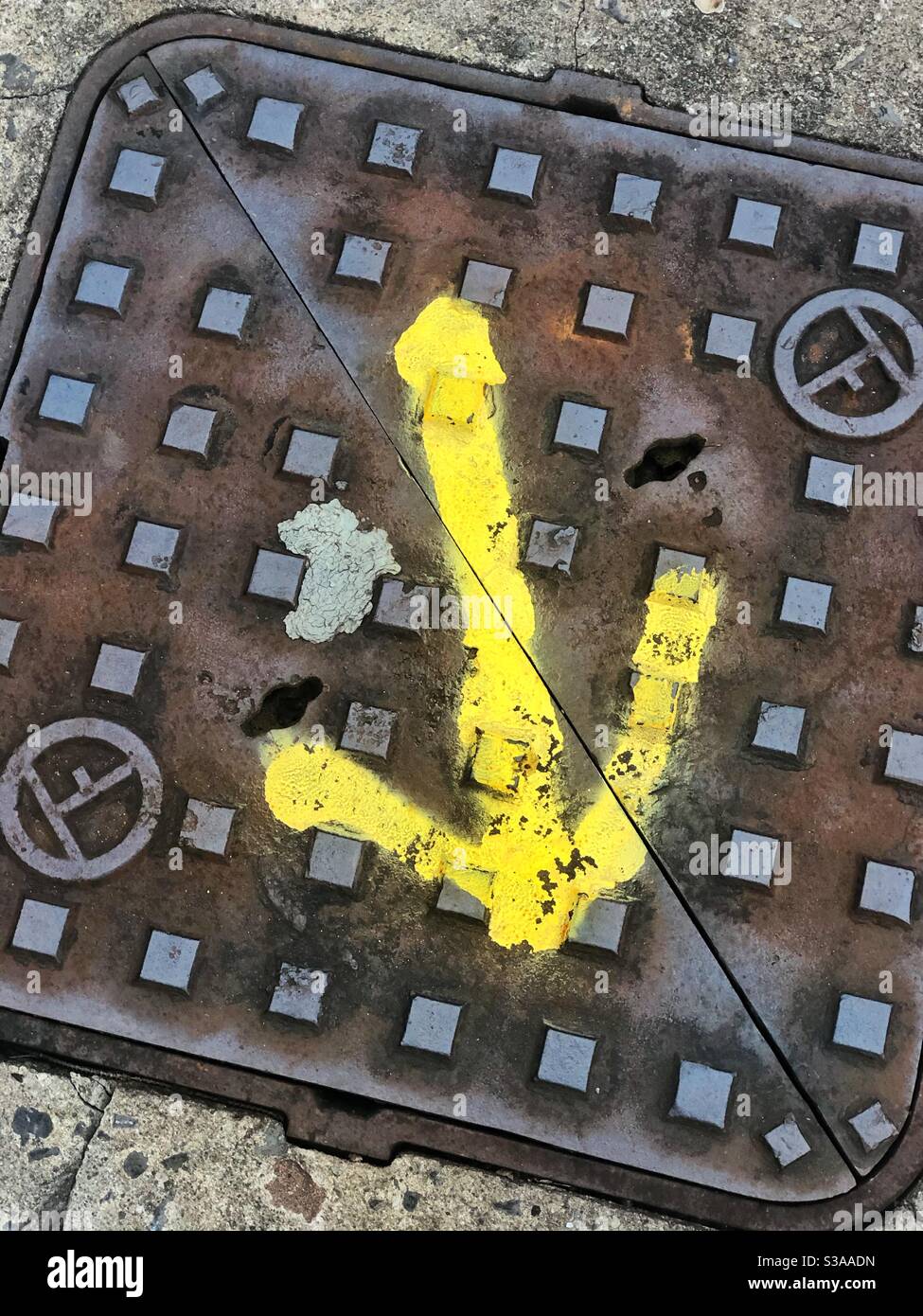 Drain Cover and Arrow. Arrow Stock Photo - Alamy